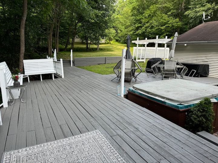 Serene Ranch Home - Woods, Babbling Brook, Hot Tub - Voorhees State Park, Glen Gardner