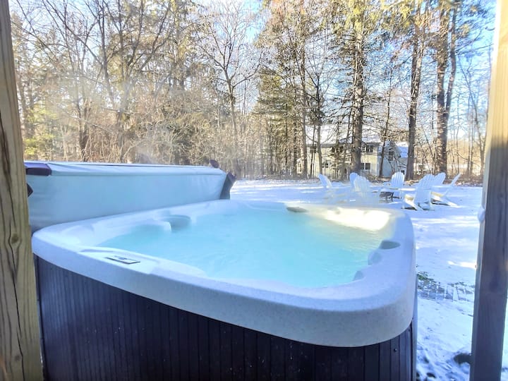 Couples Getaway Hot Tub Bliss, 5mi To Kingston - Kingston, NY