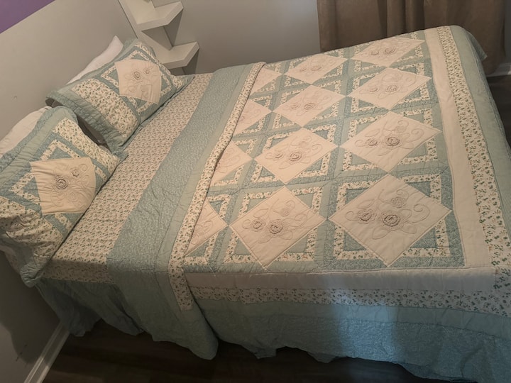 Queen Bed In A Townhouse - Columbia, MD