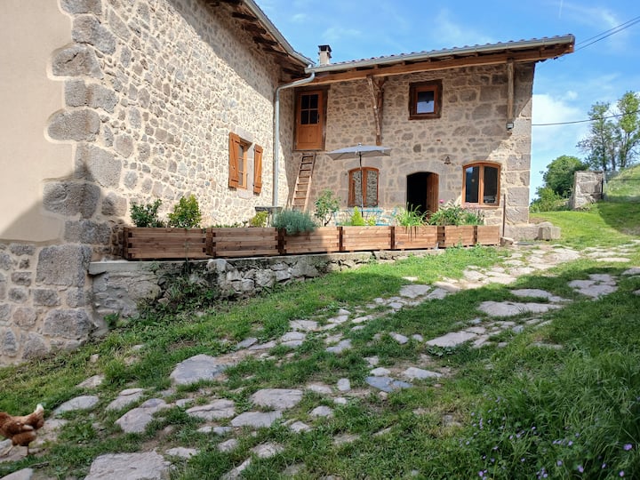 Ferme Au Coeur Des Monts Du Lyonnais - Beaujolais