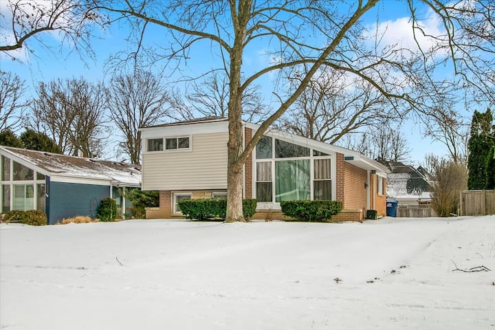 Cozy Midcentury Modern Getaway - Lake Forest, IL