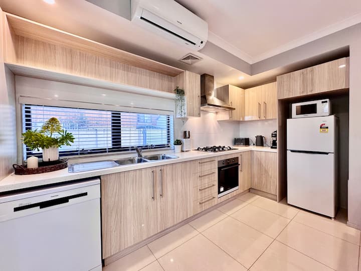 Cozy Escape_accessible_fast Wifi & Netflix - Ascot