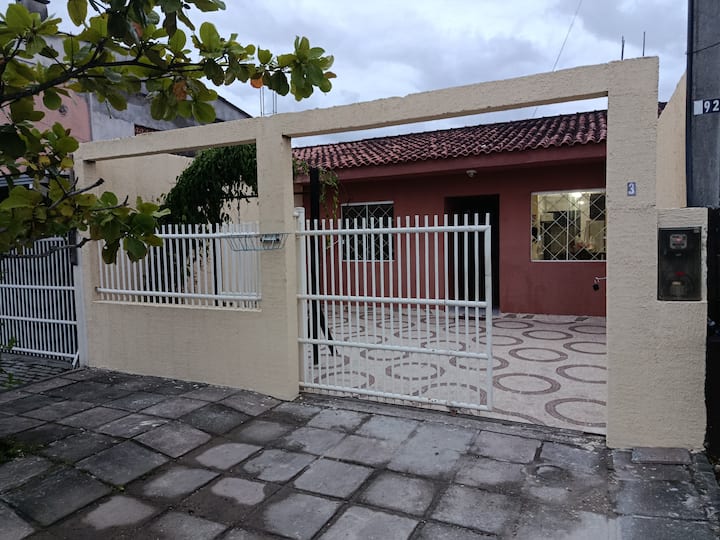 Casa Agradável, Organizada Para Atender Bem Quem Procura Lazer E Descanso! - Guaratuba