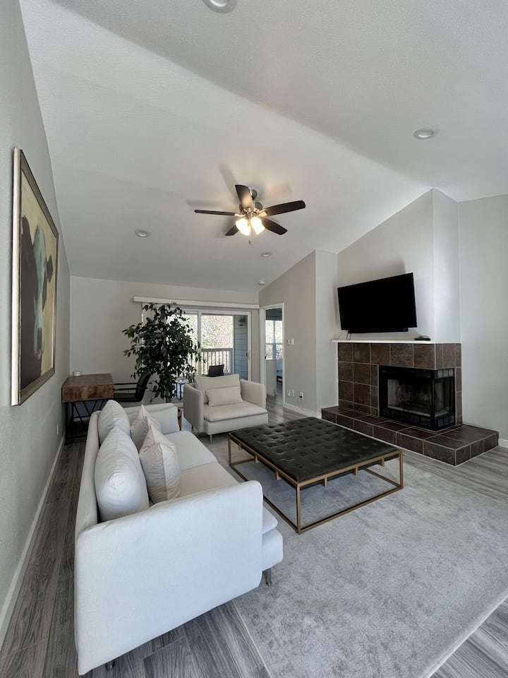 Beautiful Two Bedroom Condo With Pools And Parking - Austin, TX