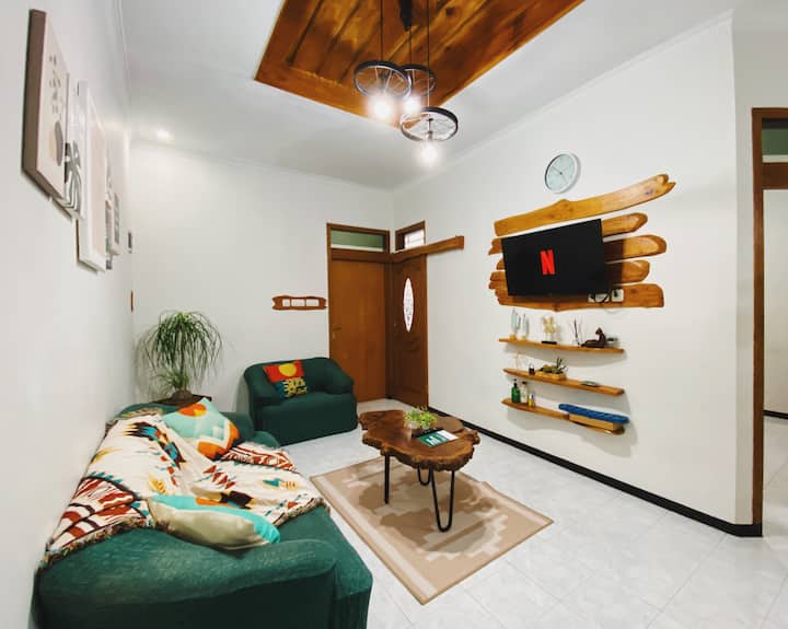 Omaha Homestay -Woody Green House With 3 Bed Rooms - Malang