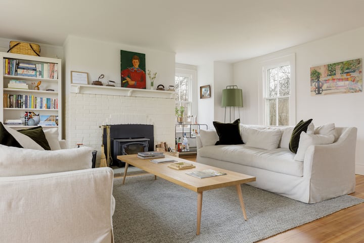 Farmhouse With Fireplace And Mountain Views - Kerhonkson, NY
