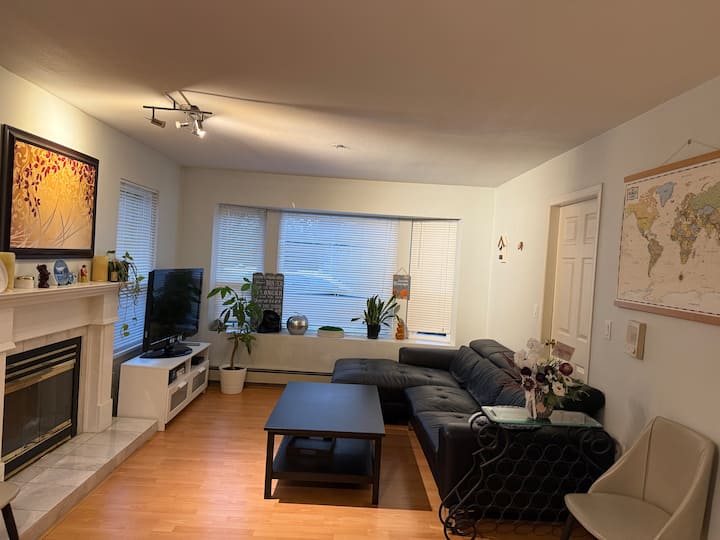 A Spacious And Private Br In Centrally Located - Burnaby