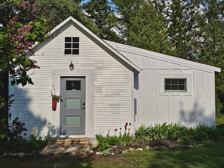 Vintage Mod Cottage With Fireplace & Soaking Tub! - Door County, WI