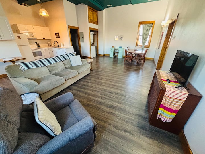Spacious Apartment In The Lander Art District - Lander, WY