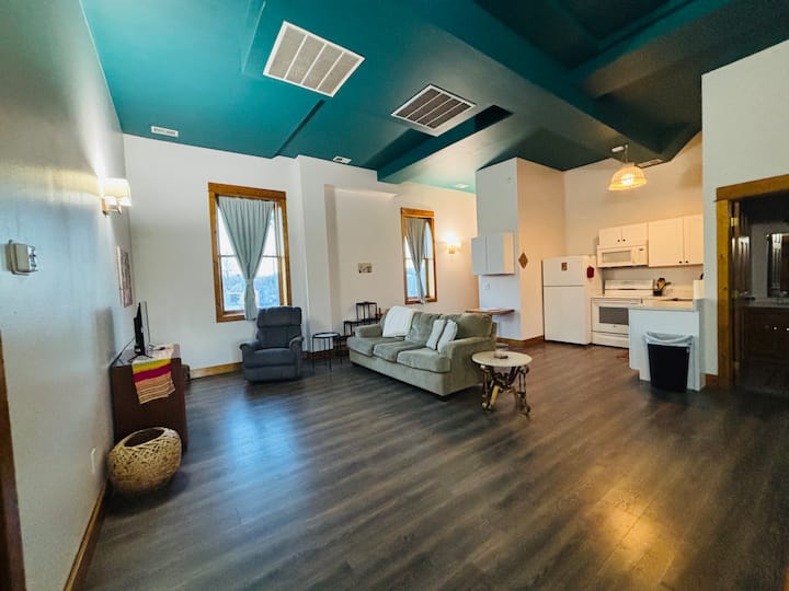 Spacious Apartment In The Lander Art District - Lander, WY