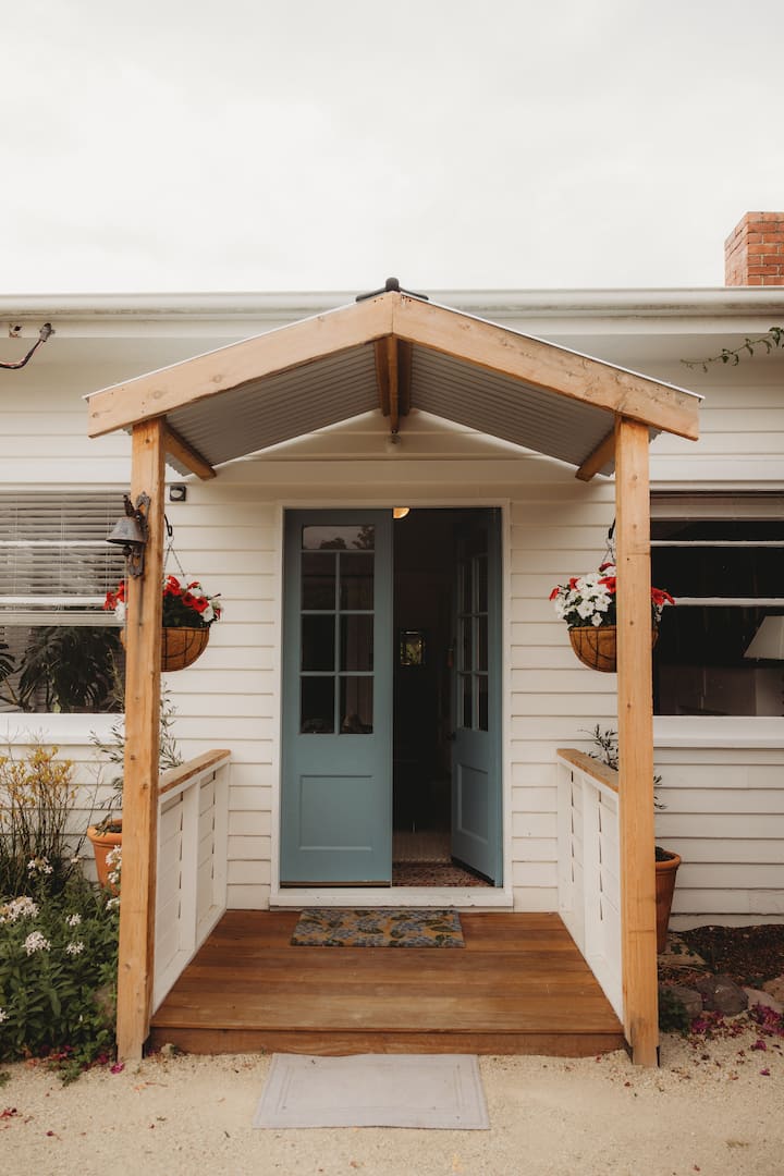Whimsy Cottage ~ Beachside Retreat • Outdoor Bath - Hobart