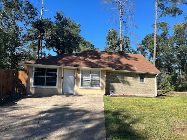 Great Three Bedroom Airbnb - Conroe, TX