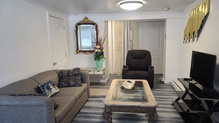 Entire Modern Two Bedroom In-law Apartment : $169 - Brookline, NH