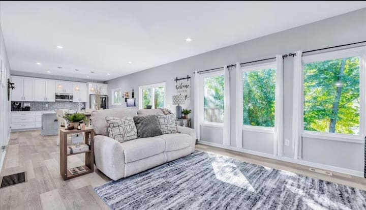 4 Bedrooms; New Build Home, Sleeps 8+; Jacuzzi Tub - 奧馬哈