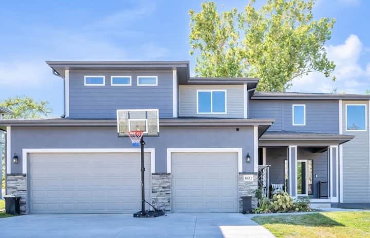 Modern 4br Retreat • Sleeps 8+ • Spa Tub - Omaha, NE