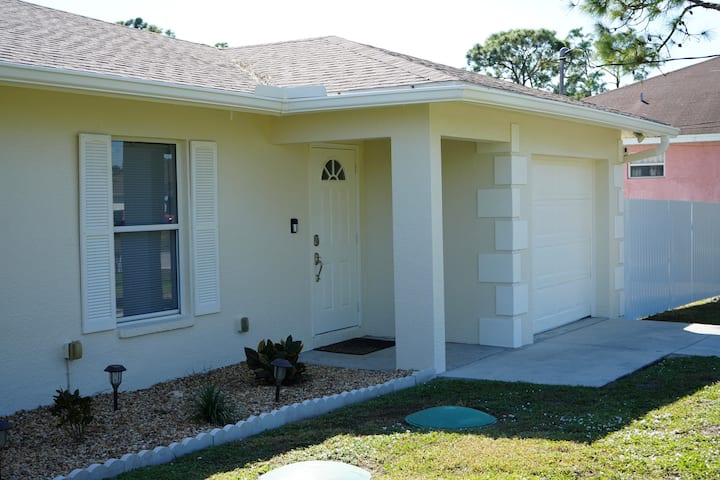 Super Clean-3 Bdrm-home-coffee Bar -Canal View - Lehigh Acres, FL