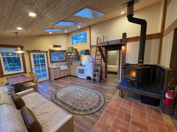Custom Redwood Suite | Private Deck + Soaking Tub - Arcata, CA