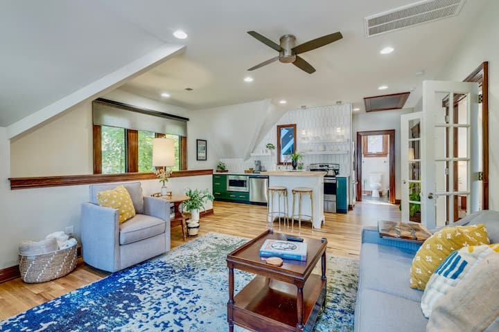 Sunny & Spacious
  Private Carriage House! - Nashville