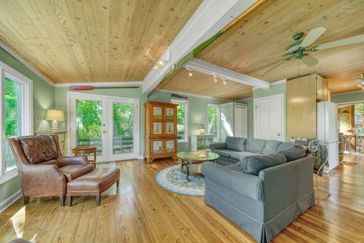 Secluded Lookout Lodge With Water Views - Holland, MI