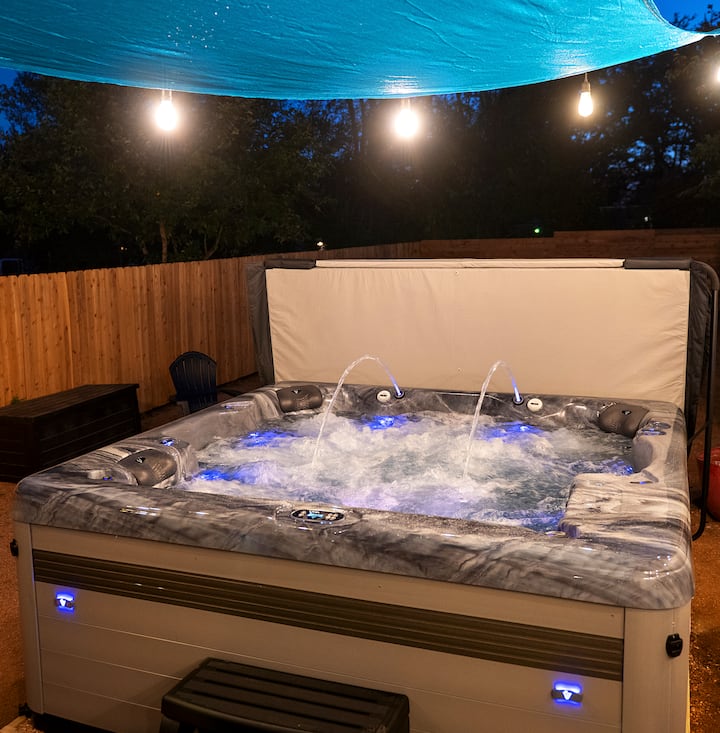 Lux Hot Tub + Chiller Near Dt | Games | Sleeps 18 - Austin, TX