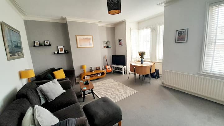 Lovely Spacious Flat, Garden, Free Parking & Wi-fi - Steyning