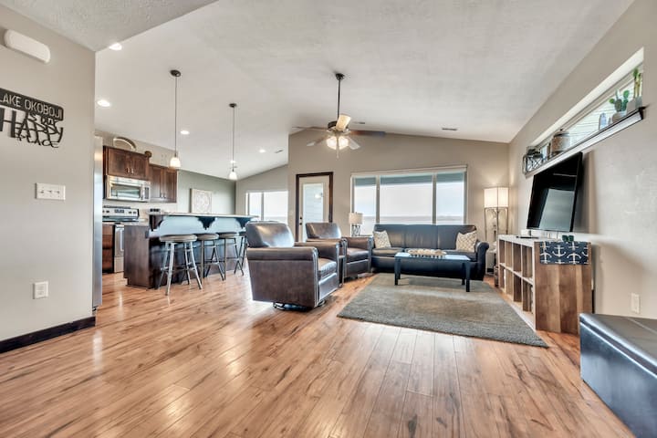 Stunning Bridges Bay Retreat Cabin Accommodates 11 - Spirit Lake, IA