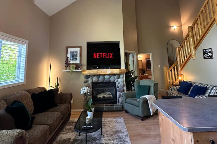 Cozy 3 Bdr + 2 Full Br Incl Loft | 5 Minutes From Ski Hill & Town! | 360 Mountain Views! - Fernie