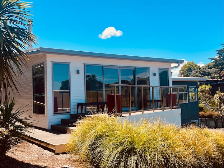 ★ Karioi Sunsets ★ Modern Bach With Harbour Views - Raglan