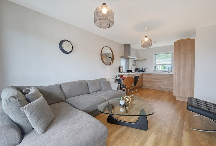 Lovely 2 Bedroom Apartment Near Train Station - Brentwood