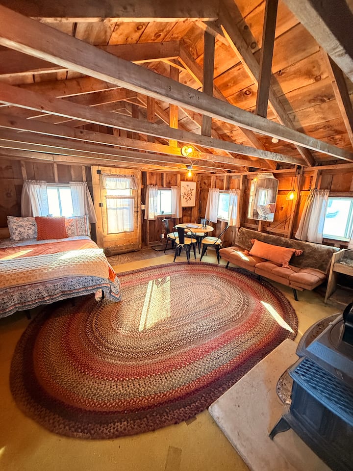 “Elm” Cozy Pond-side Cabin W/wood Stove - Fort Dummer State Park, Guilford