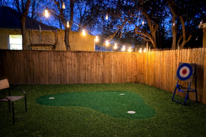 East Downtown * Golf Putting * Backyard * King - オースティン, TX