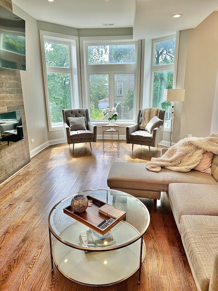 Modern 2br/2ba Condo | Spa Bath + Free Parking - South Shore - Chicago