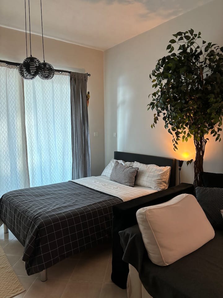 Spacious Studio | Near Mall + Bus Stop At Door - Dubai
