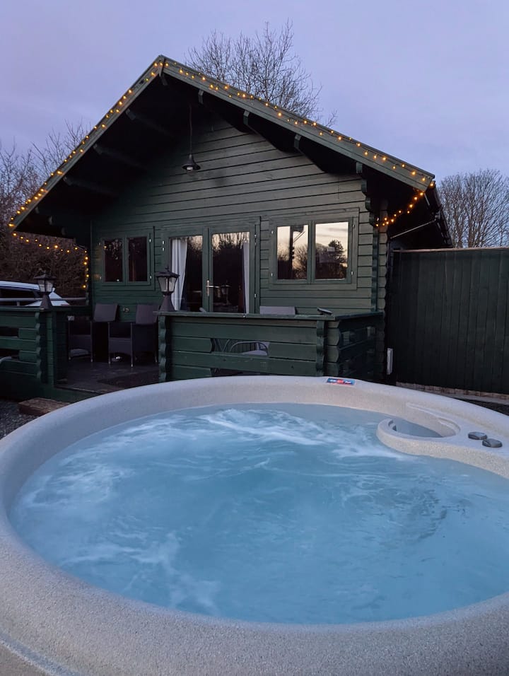 Dog-friendly Hot Tub Countryside Cabin| Anglesey - Bangor