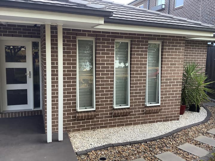 Front Side Fully Private Unit At Wsu Campbelltown - Camden