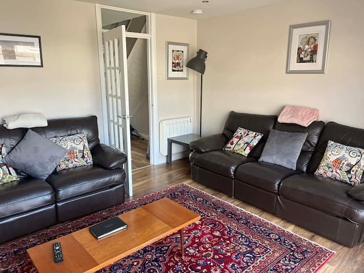 Spacious Portrush Townhouse Near Both Beaches - Portrush