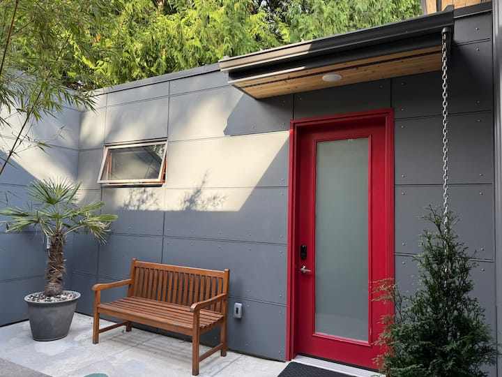 Adorable Studio In Seattle & The Pacific Northwest - Burien, WA