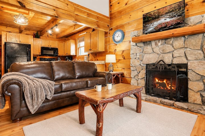 Cozy Cabin - Near All The Attractions - Hot Tub - Pigeon Forge, TN