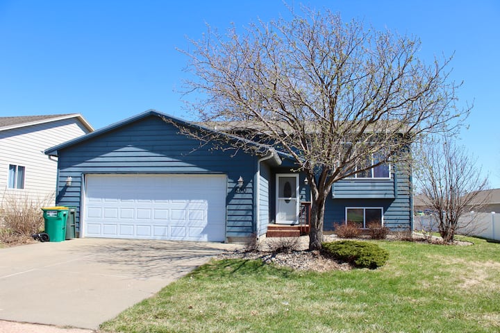 Three Bed, Two Bath, Clean/safe, Close To Downtown - Sioux Falls, SD