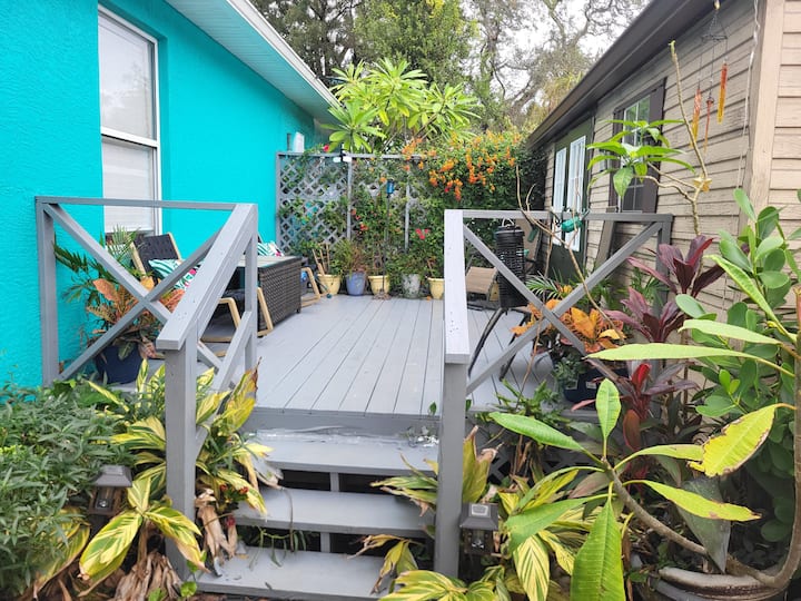 Tiny House: With A Georgous & Private Cozy Deck - Tampa, FL