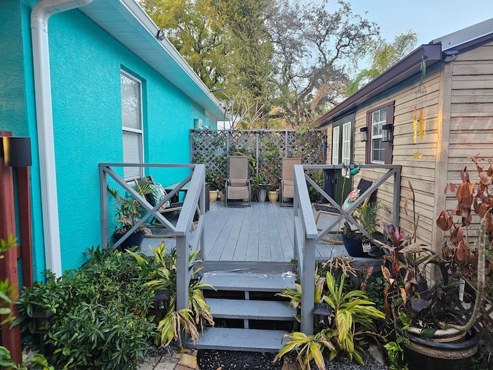 Tiny House: With A Georgous & Private Cozy Deck - Tampa, FL