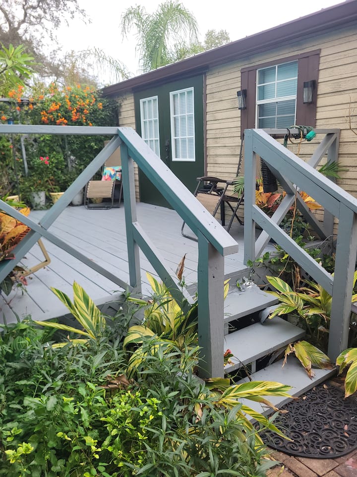 Tiny House: With A Georgous & Private Cozy Deck - Tampa, FL