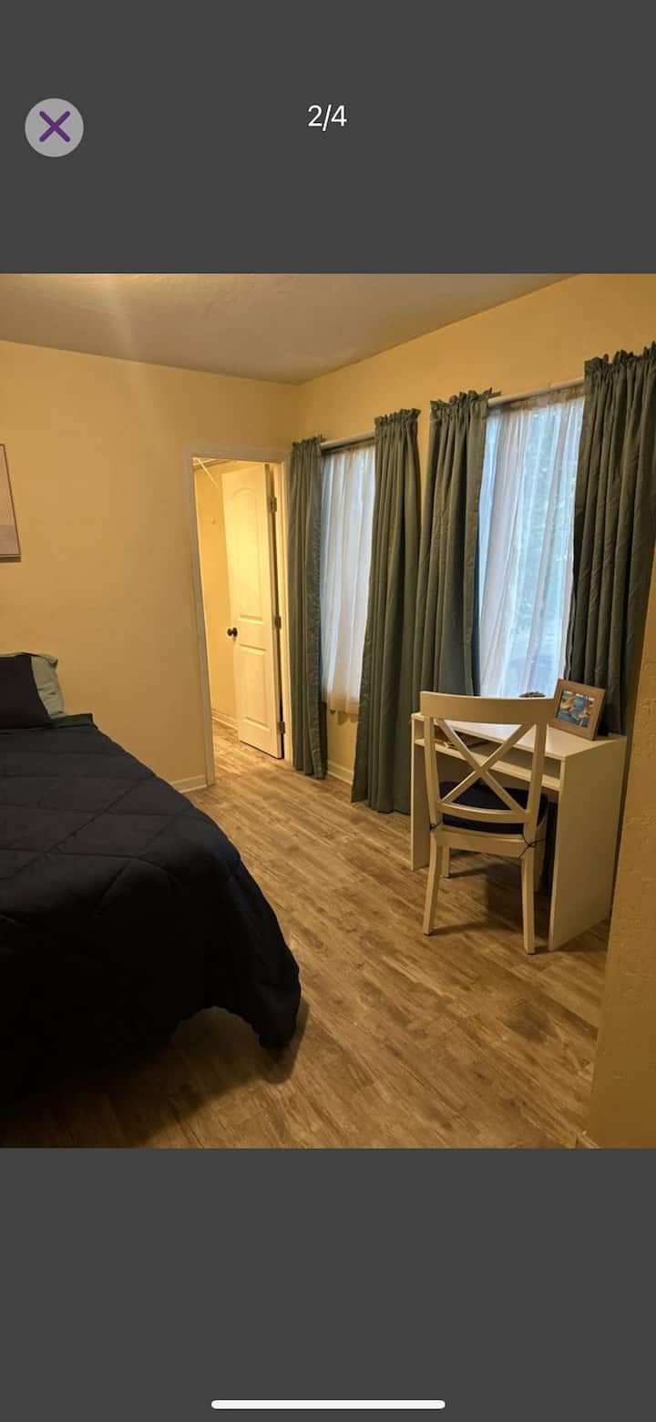 Cozy Private Suite Minutes From Downtown Pensacola - Pensacola, FL