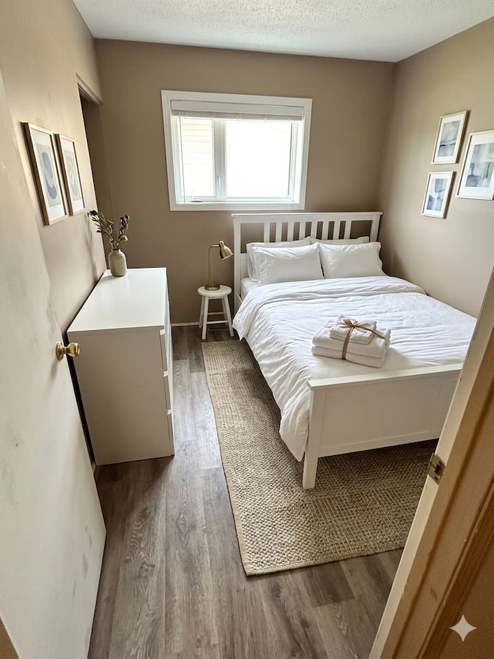 Pet Friendly Suite On The Park - Airdrie