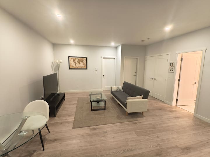 Cozy Private Suite In Fraser Heights - 