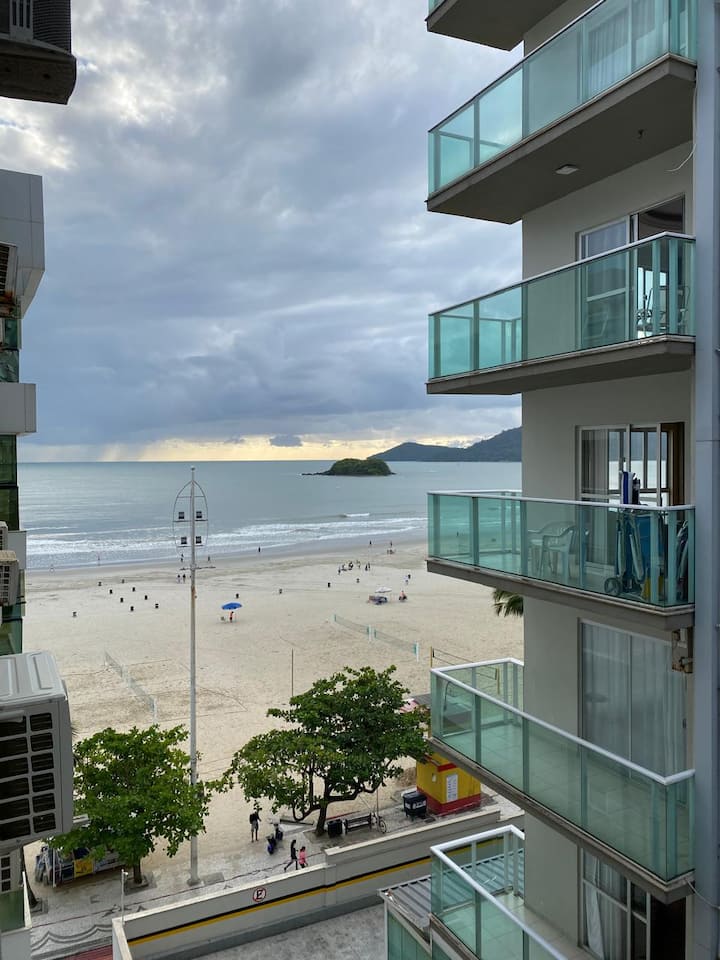 Pé Na Areia Na Av. Atlântica - 2 Quartos E Garagem - Balneário Camboriú