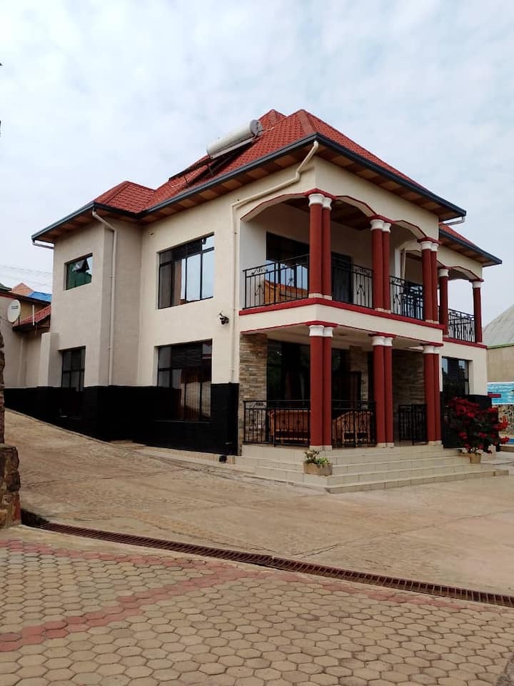 Villa Confortable Avec Piscine Et Grand Jardin . - Rwanda