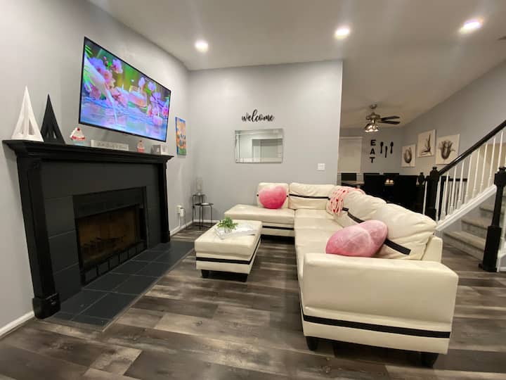 Bright Home With Backyard & Garage - Aurora, CO