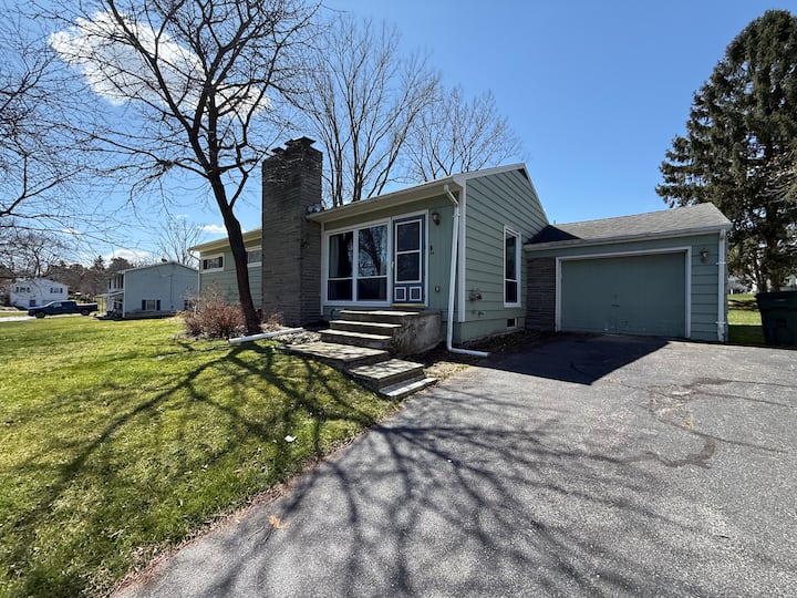 Geneva Getaway:
Updated Bathroom And Floors! - Geneva, NY