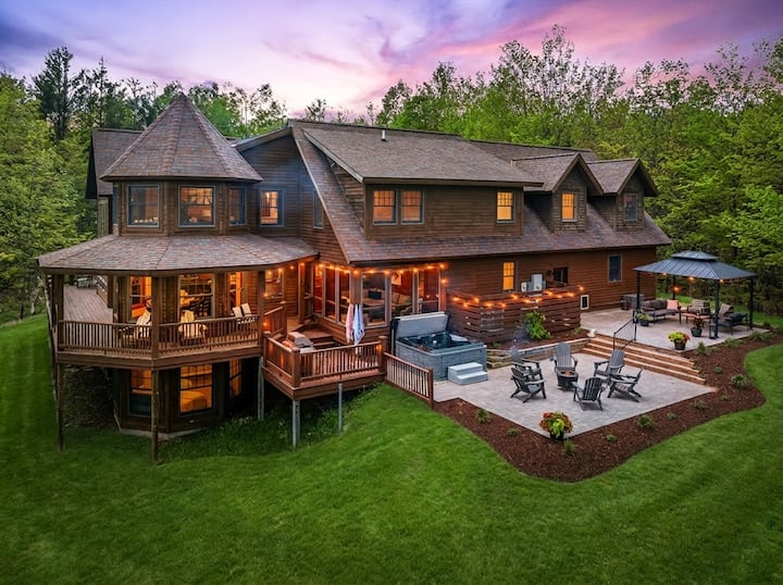 The Hideaway At Harbor Springs  Hot Tub, Fire Pit - Harbor Springs, MI